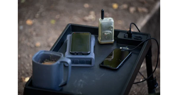 RIDGEMONKEY - Stolek S Powerbankou Vault Tech Table | FishMax.cz